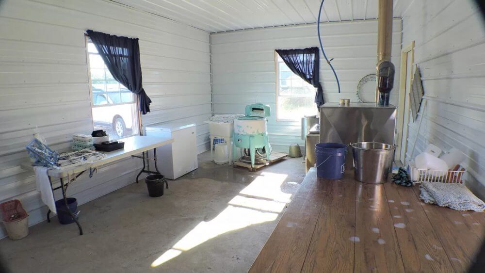 Inside A Kentucky Amish “Shop Home” (17 Photos) - Amish America