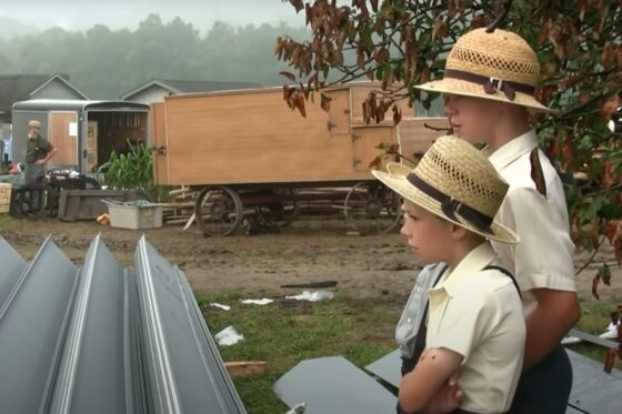 The Amish Barn Raising (14 Images & Excellent Documentary) - Amish America