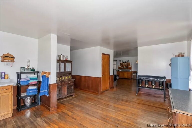 Inside A Spacious & Squeaky-Clean Amish Home (27 Photos) - Amish America