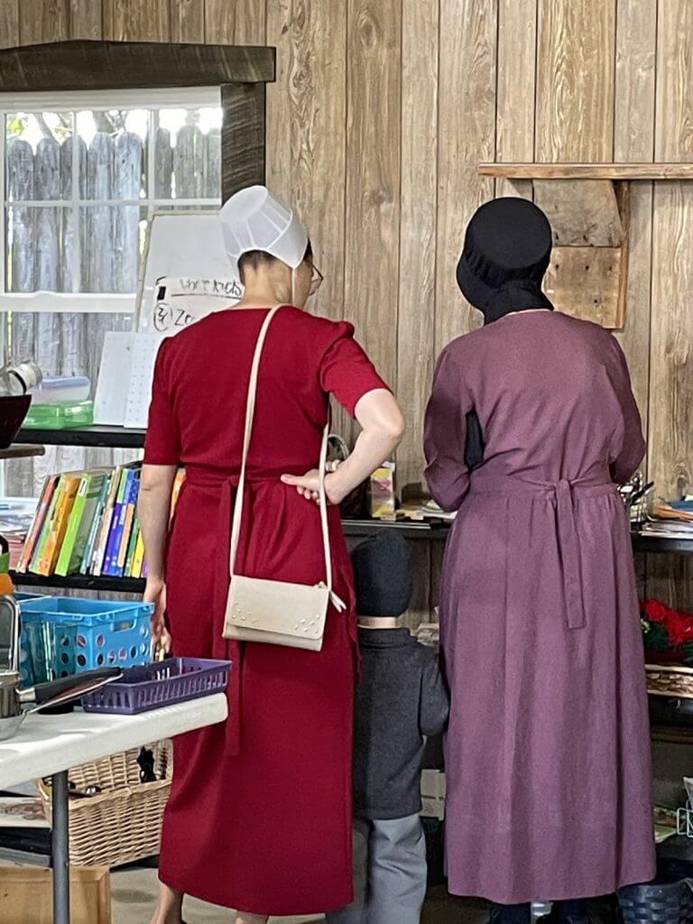 Have A Look At Some Amish Garage Sales (12 Photos) - Amish America