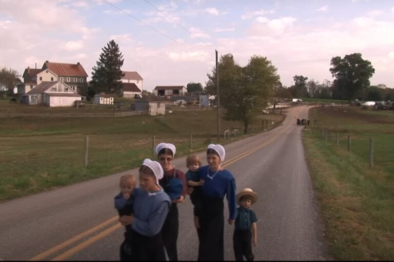 The Amish Barn Raising (14 Images & Excellent Documentary) - Amish America
