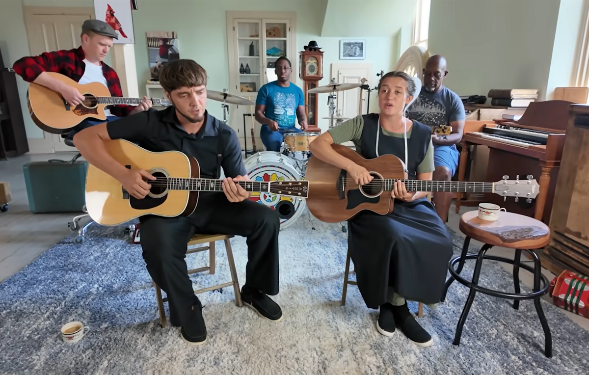 Ben & Rose Do A Christmas Classic: “Away In A Manger” - Amish America