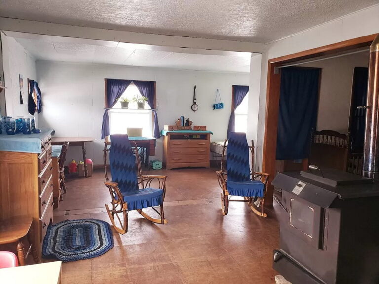 Inside A Simple Amish Home – For Just $102,000 (15 Photos) - Amish America