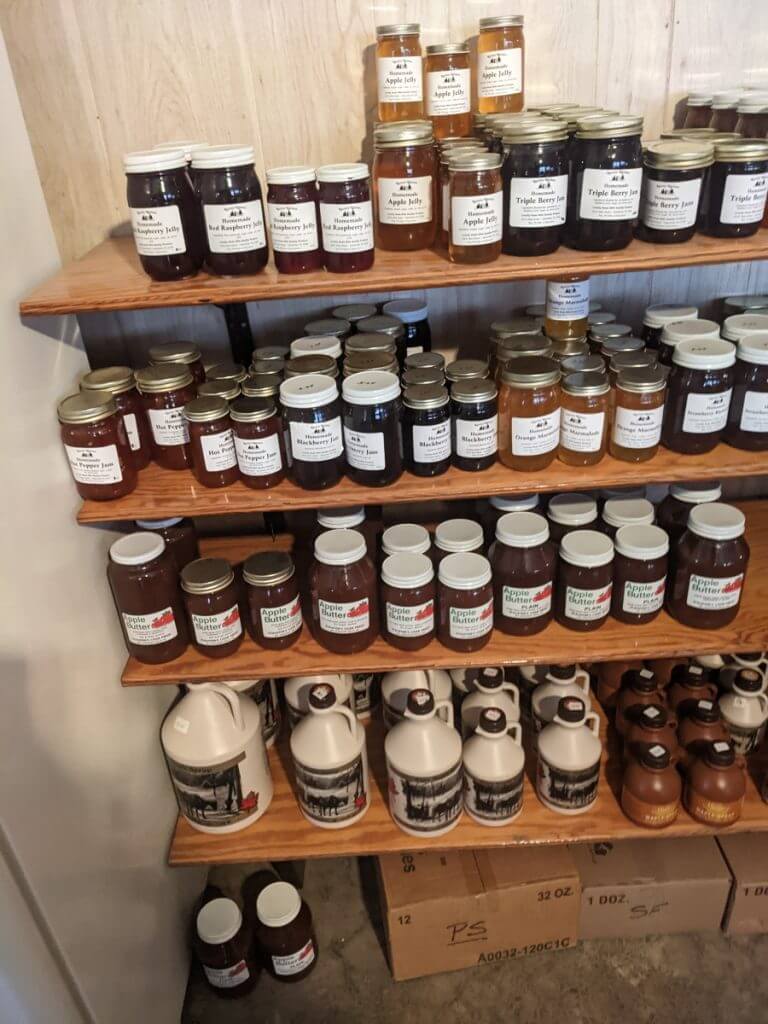 Visiting a Mennonite Market (21 Photos) - Amish America