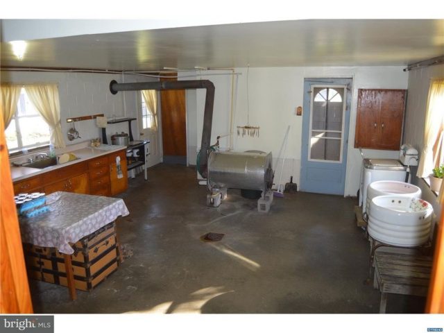 Inside A Delaware Amish Home (14 Photos) - Amish America