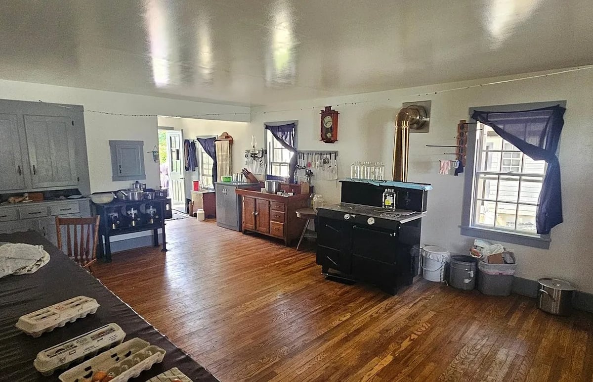 Inside A Cozy Classic Amish Farm Home (20 Photos) - Amish America