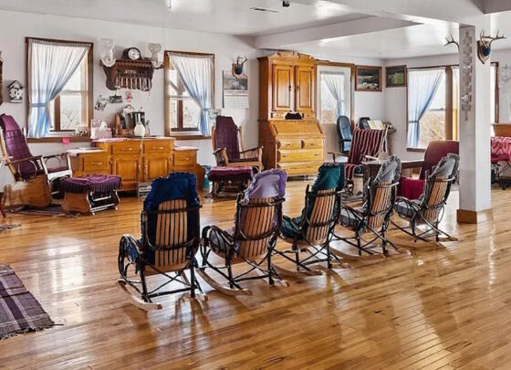 Inside A “Plainly” Beautiful Amish Home (31 Photos) - Amish America
