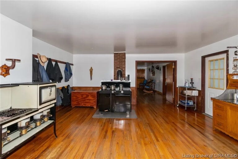 Inside A Spacious & Squeaky-Clean Amish Home (27 Photos) - Amish America