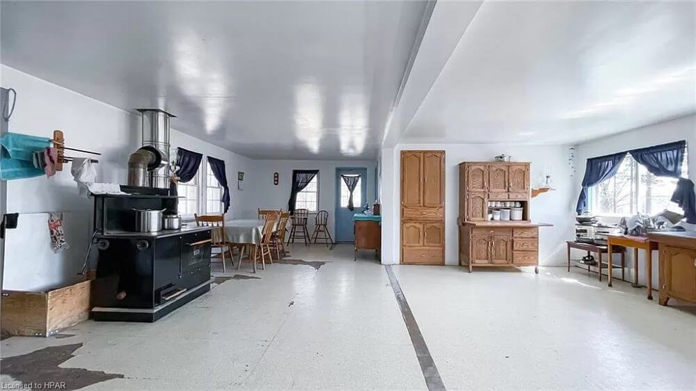 Inside A Very Plain Ontario Amish Home (26 Photos) - Amish America
