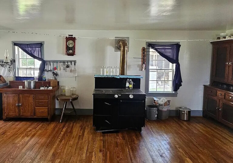 Inside A Cozy Classic Amish Farm Home (20 Photos) - Amish America