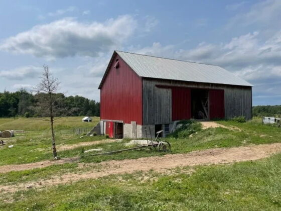 Inside A “Charming Off-Grid Amish-Built Home & Farm” (28 Photos ...