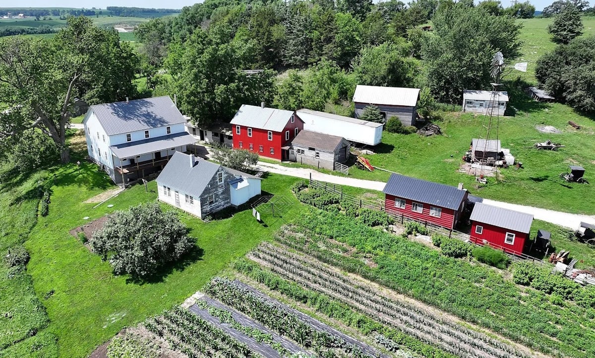 Inside A Cozy Classic Amish Farm Home (20 Photos) - Amish America
