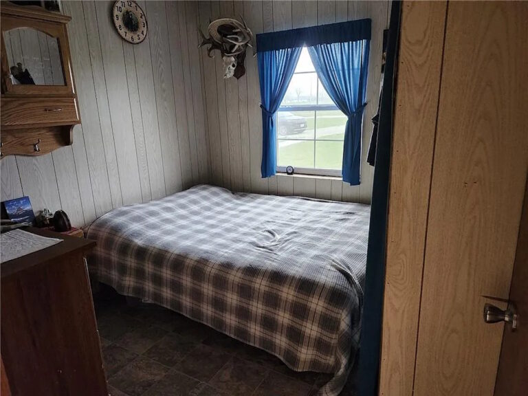 Inside a Cozy Amish Modular Home (15 Photos) - Amish America
