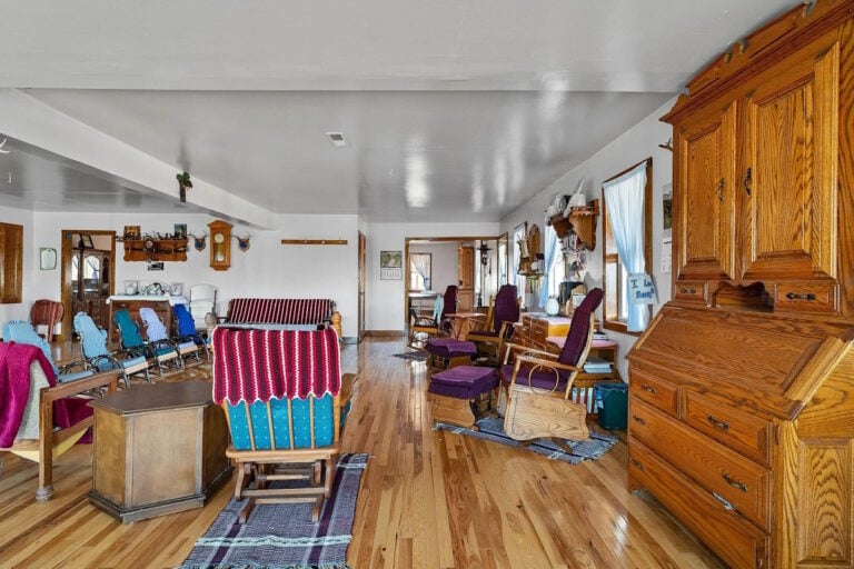 Inside A “Plainly” Beautiful Amish Home (31 Photos) - Amish America