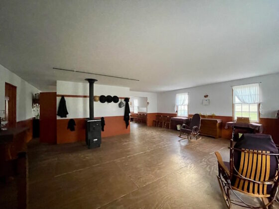 Inside An Austere Amish Home (17 Photos) - Amish America