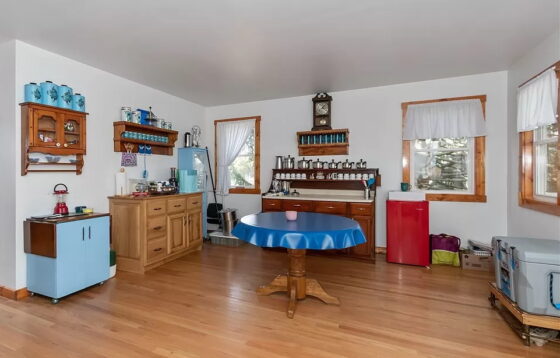 Inside A Spacious & Squeaky-Clean Amish Home (27 Photos) - Amish America