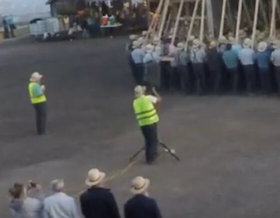 Hundreds of Amish Men Pick Up & “Walk” A Barn (21 Images & Video ...