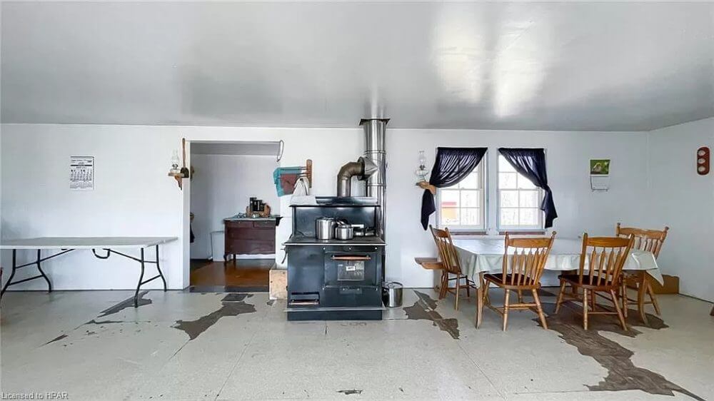 Inside A Very Plain Ontario Amish Home (26 Photos) - Amish America